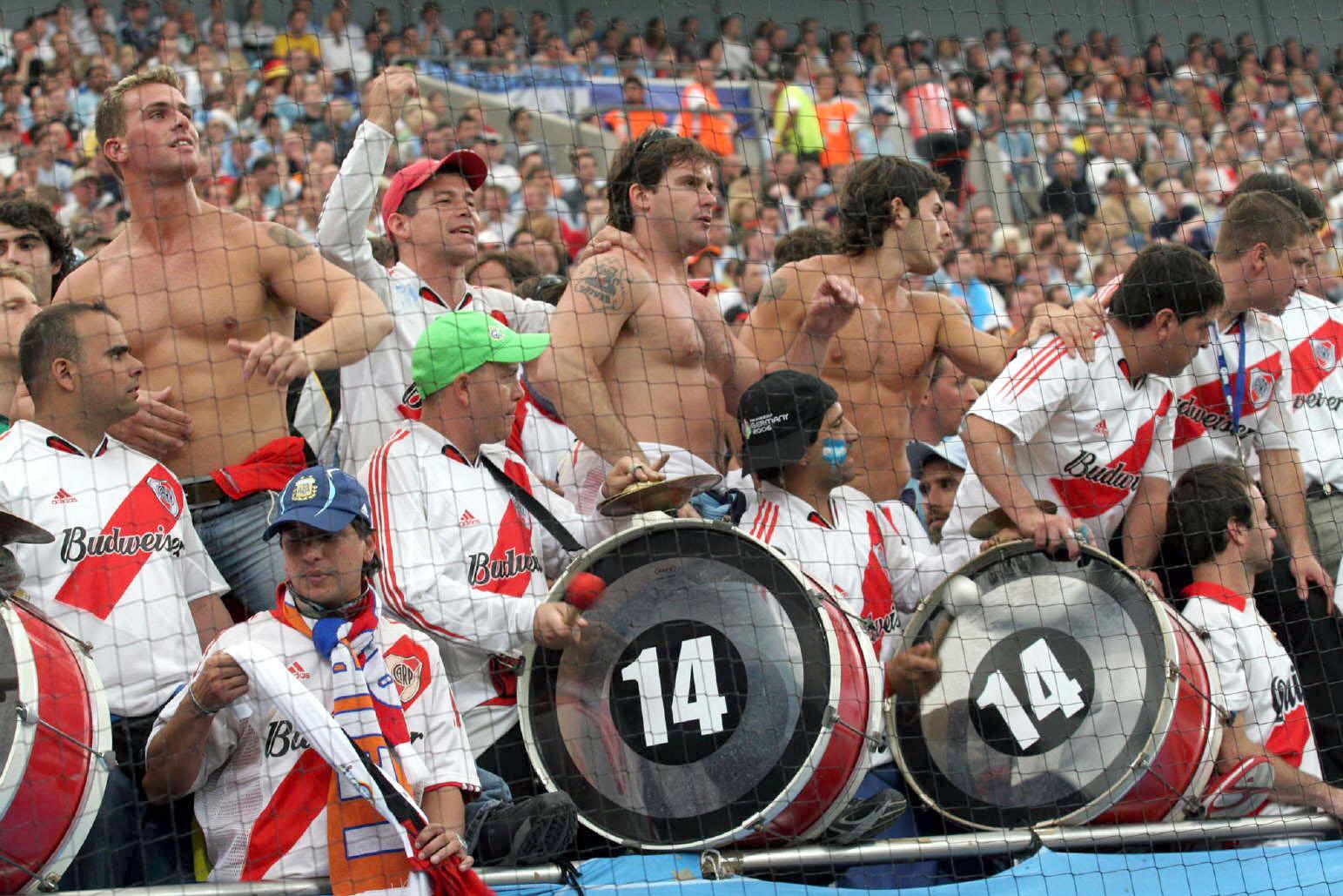 En Rusia quieren que las peleas de barra bravas sea un nuevo deporte ...