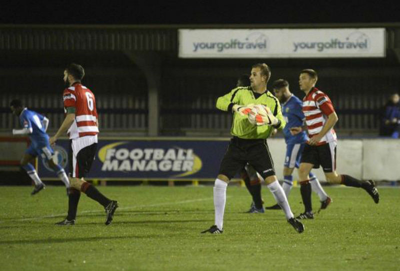 Un arquero se volvió loco y saltó a la tribuna a pelear con un hincha ...