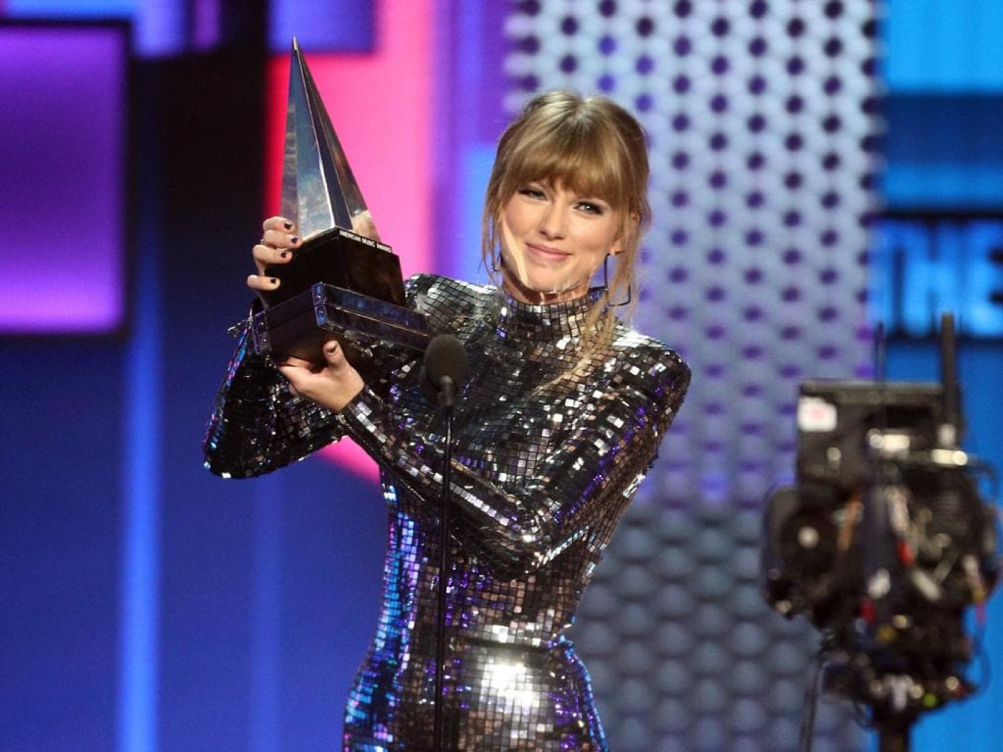 Taylor Swift establece nuevo récord en premios e insta a seguidores a ...