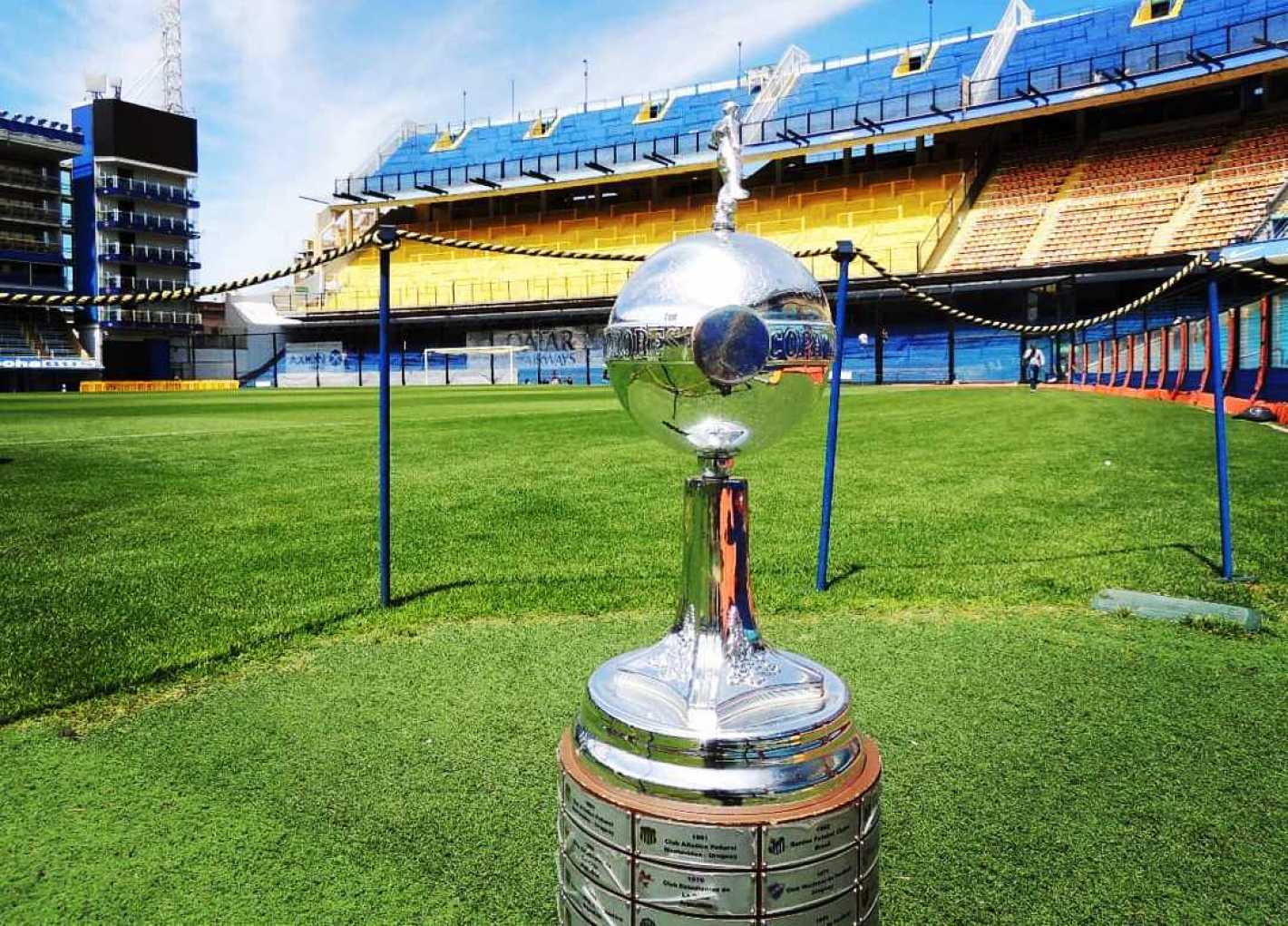 Video: llegó la Copa y así espera la Bombonera por la Superfinal ...