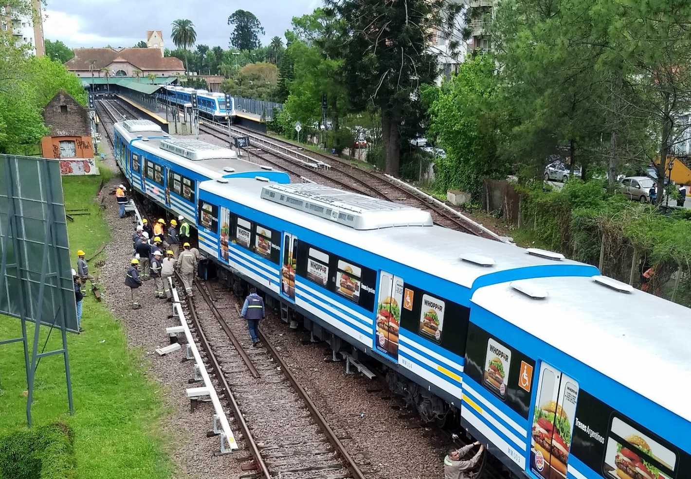 Video: descarriló una formación del tren Mitre en Buenos Aires ...