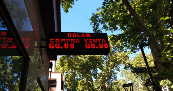El dólar se acerca a los 63 pesos en los bancos y cotiza a $69 en el ...