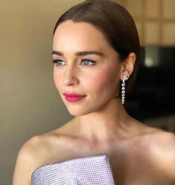 Emilia Clarke se muestra sin maquillaje y enseña sus trucos de belleza ...