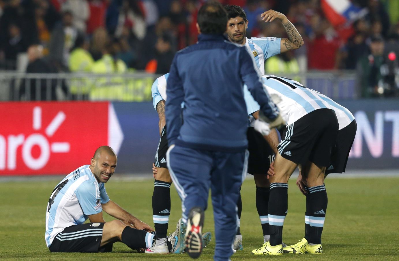 El emocionante gesto de Mascherano mirando la Copa - Mendoza Post