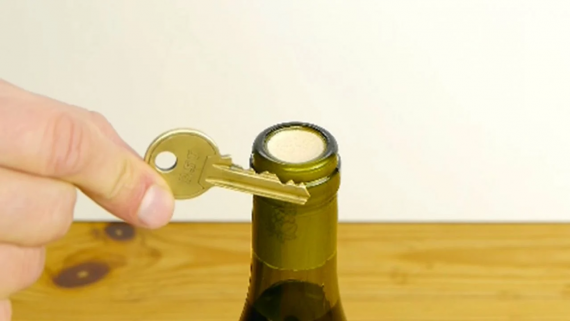 Cómo destapar un vino sin sacacorchos - Mendoza Post