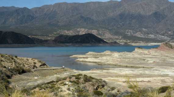 Las desoladoras postales del Dique Potrerillos en tiempos de sequía ...