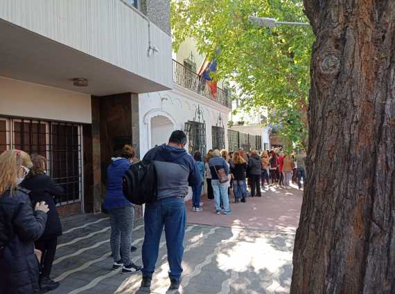 Ciudadanía española: largas colas y más de 200 personas en el Consulado ...