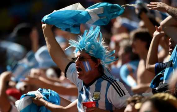 Maradona se emociona al escuchar "Muchachos", la canción de Argentina ...