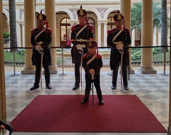 Video: Lorenzo, el "Mini Granadero" que llenó de ternura las redes ...