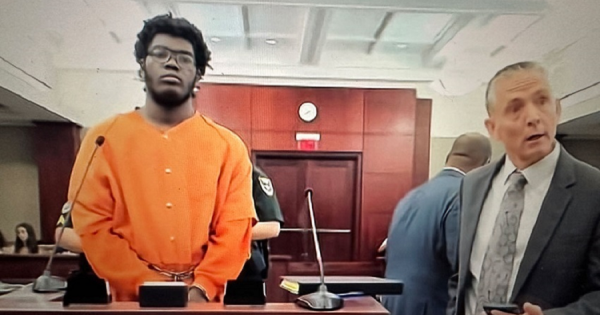 Video: estudiante noqueó a su profesora que le quitó un videojuego ...