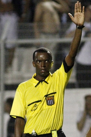 El árbitro se lesionó en una final y se fue llorando - Mendoza Post