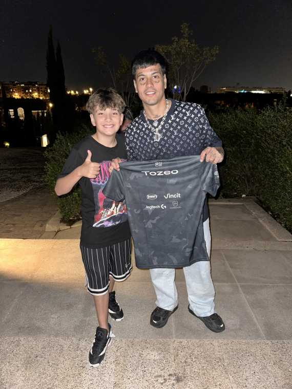 Quién es el nene "estrella" que pasea la camiseta del Lobo por el mundo ...