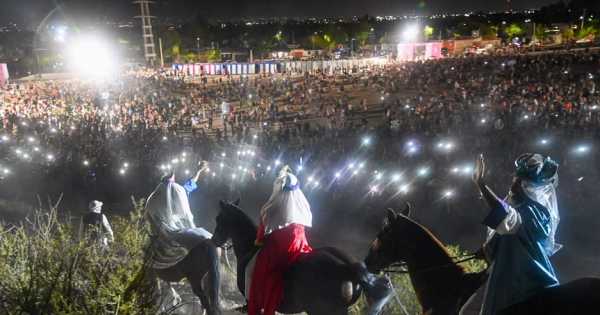 Más de 20 mil personas en la cabalgata de los Reyes en Godoy Cruz ...