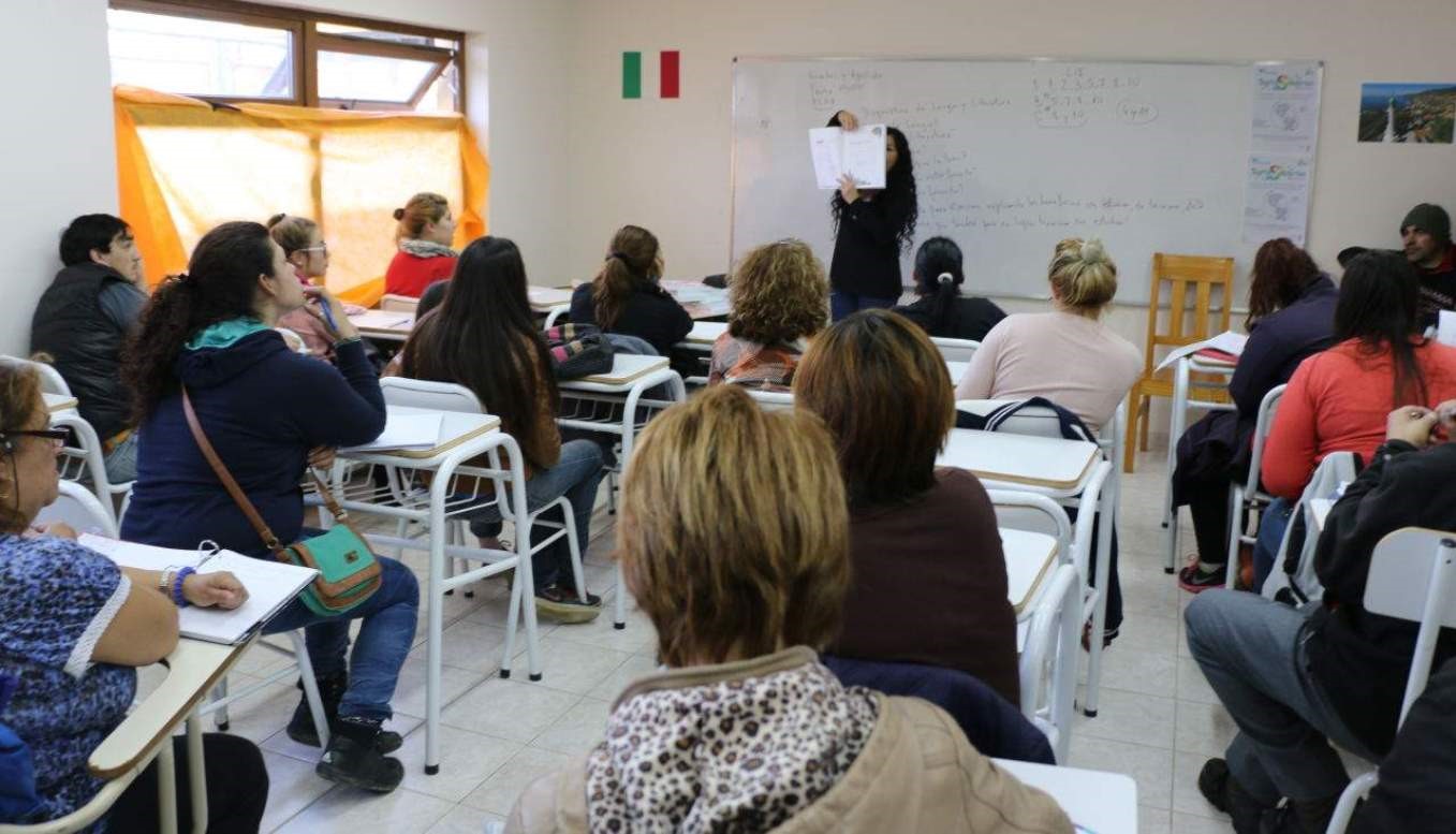 Más de 2.000 personas se anotaron para terminar la secundaria - Mendoza ...