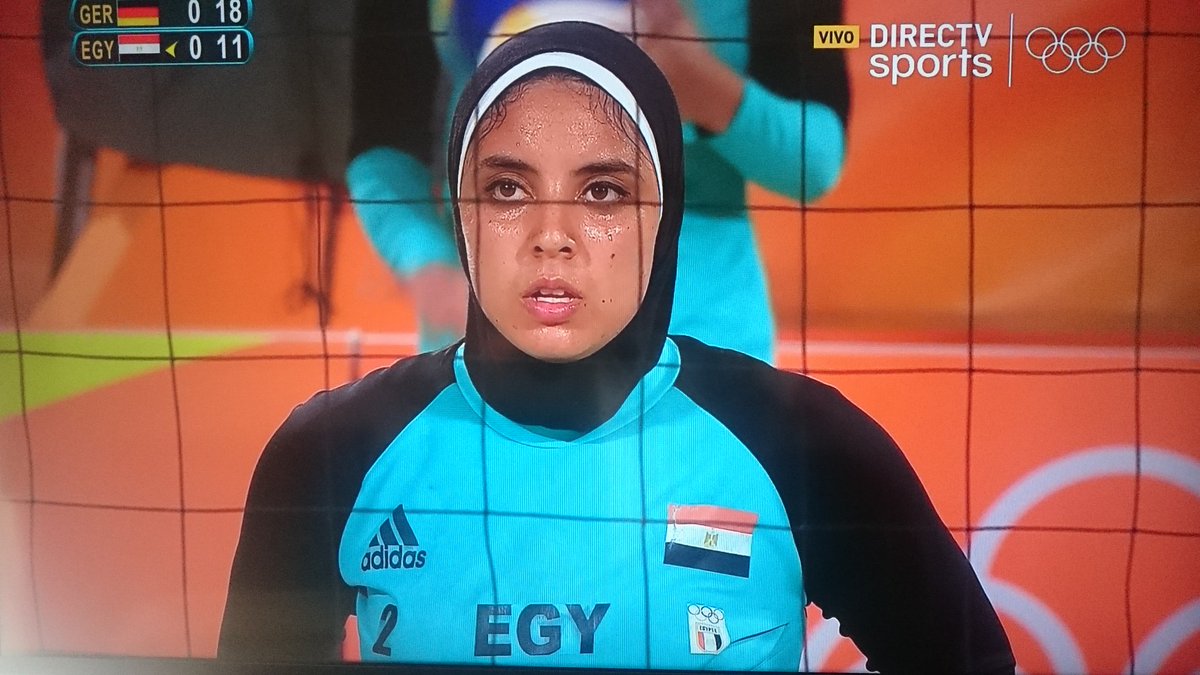 Increíble: por su religión, así juegan al voley playa las chicas de ...